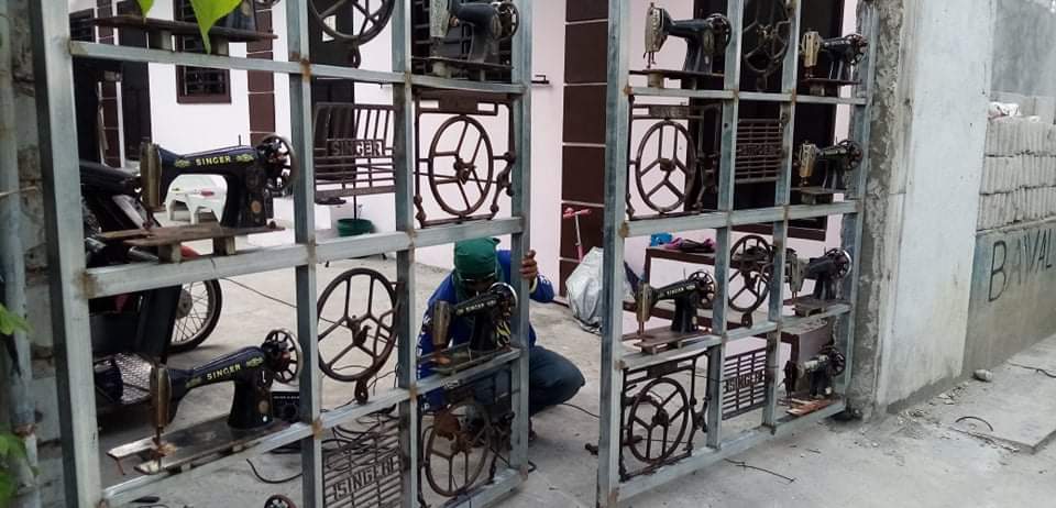 Gate na gawa sa mga lumang bahagi ng makinang panahi, bagong atraksyon ...